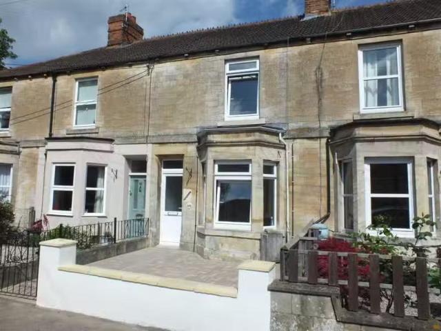 Cheap 1 BA 2 bedroom terraced house for rent in Gloucester Roa.