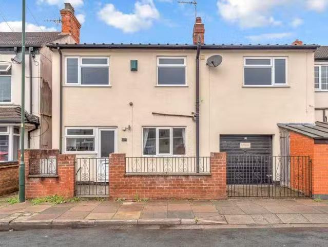 Cozy 1 BA 2 bedroom terraced house for rent in Grimsby Road, C.