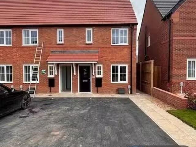 Cozy 1 BA 2 bedroom terraced house for rent in Landseer Cresce.