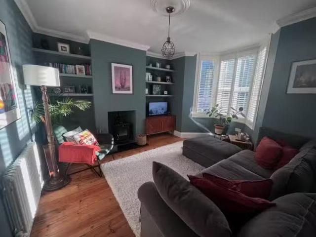 Cheap 1 BA 2 bedroom terraced house for rent in Northcote Road.