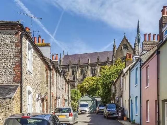 Cheap 1 BA 2 bedroom terraced house for rent in Orchard Place.