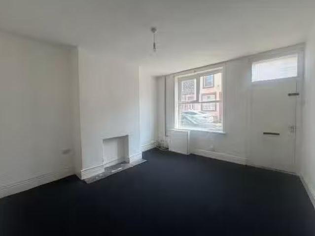 Cheap 1 BA 2 bedroom terraced house for rent in Spencer Street.