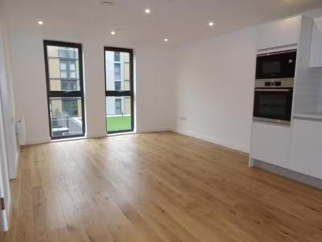 Charming 1 BA 2 bedroom apartment for rent in Communication Ro.
