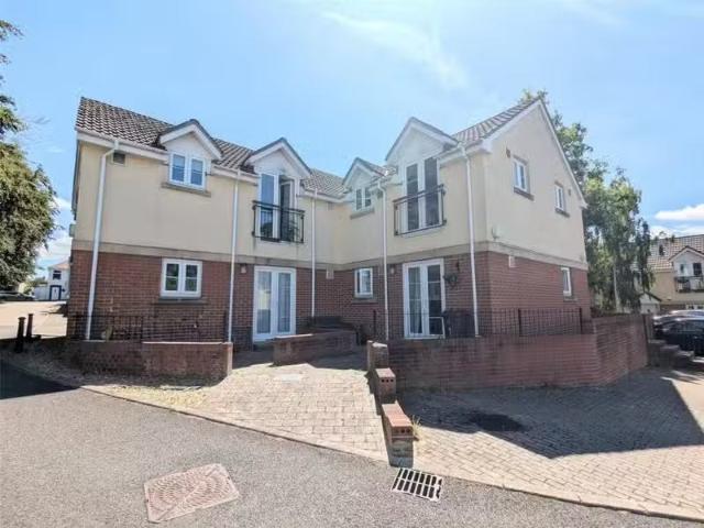 Deal! 1 BA 2 bedroom apartment for rent in Coombe Brook Close.