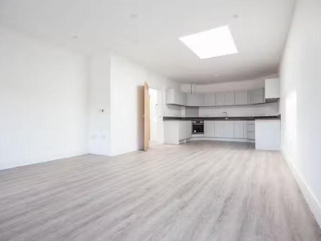 Cheap 1 BA 2 bedroom apartment for rent in De Freville House.