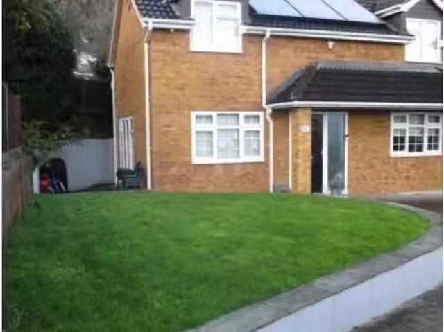 New 1 BA 2 bedroom apartment for rent in Disraeli Crescent, Hi.