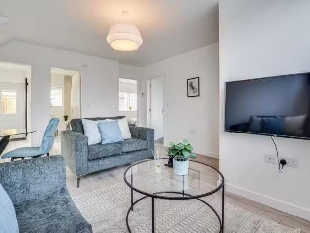 Cozy 1 BA 2 bedroom apartment for rent in Edinburgh Road, Form.