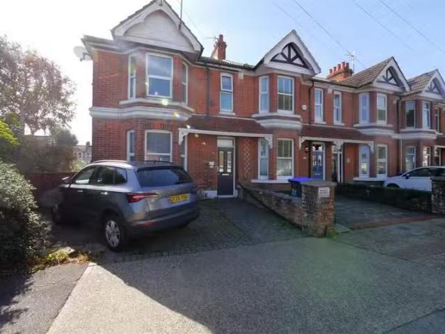 For Rent! 1 BA 2 bedroom apartment for rent in Kingsland Road.