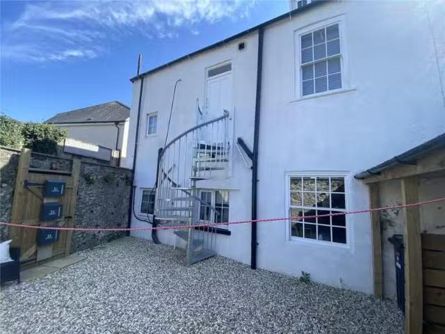Cheap 1 BA 2 bedroom apartment for rent in Summerland, Honiton.