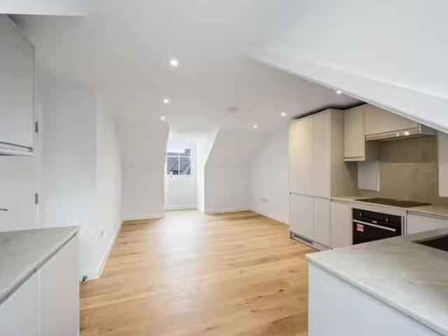 Cozy 1 BA 2 bedroom apartment for rent in Upper Shirley Road.