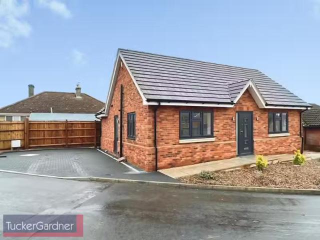 Cheap 1 BA 2 bedroom bungalow for rent in Silver Street, Witch.