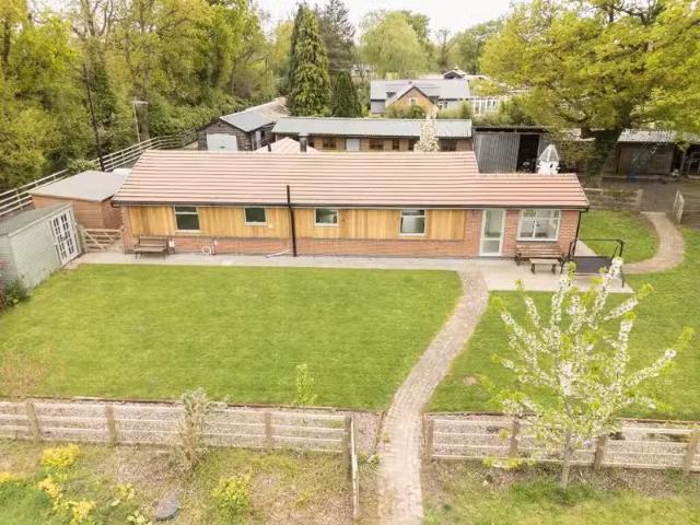 Rental! 1 BA 2 bedroom detached bungalow for rent in Dovecote.