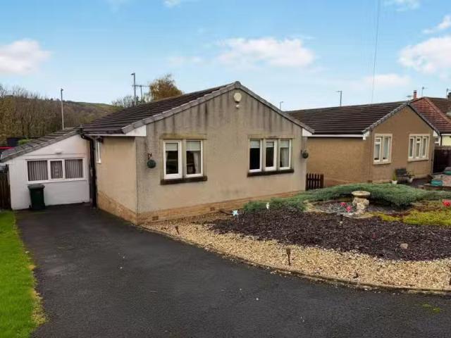 Cheap 1 BA 2 bedroom detached bungalow for rent in Heaton Aven.