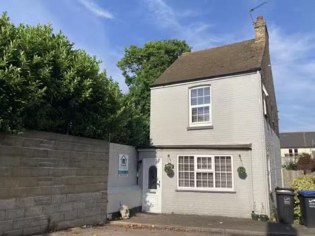 Just in! 1 BA 2 bedroom detached house for rent in Seafield Ro.