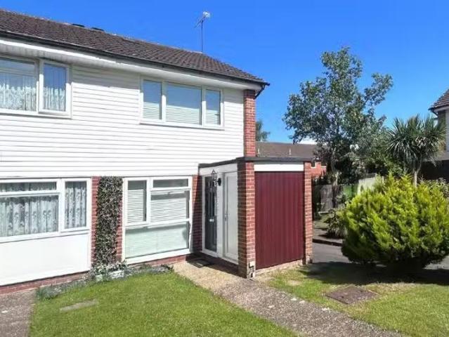 Cheap 1 BA 2 bedroom end of terrace house for rent in Woking.