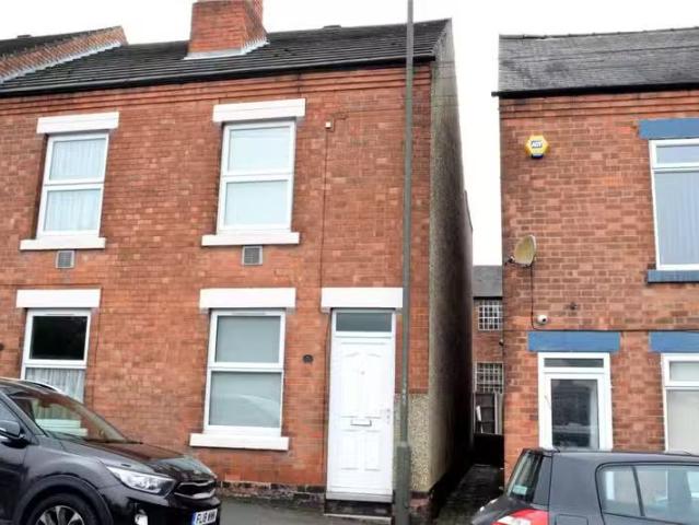 Charming 1 BA 2 bedroom end of terrace house for rent in Burr.