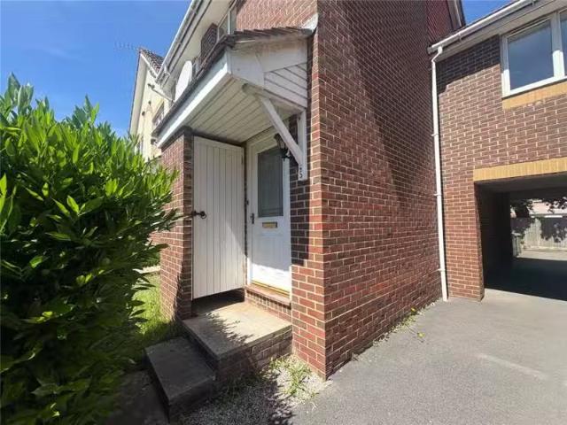 Cheap 1 BA 2 bedroom end of terrace house for rent in Pinkers.