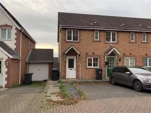 Cozy 1 BA 2 bedroom end of terrace house for rent in Ryders Hi.