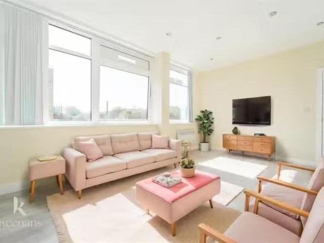 Cheap 1 BA 2 bedroom flat for rent in Manchester Road, Burnley.