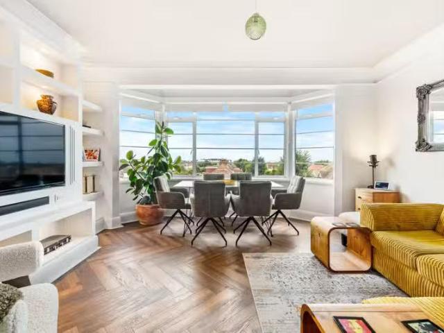 Unique 1 BA 2 bedroom flat for rent in New Church Road, Hove.