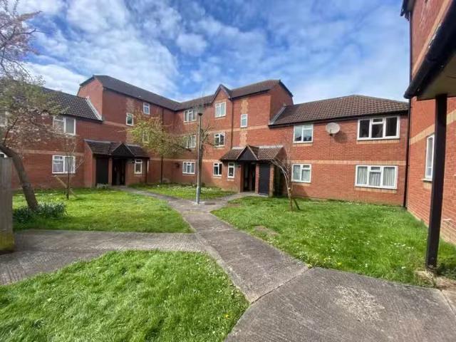 Deal! 1 BA 2 bedroom flat for rent in Old Market Court, Glasto.