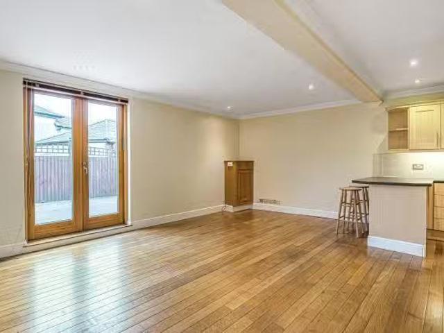 Rental! 1 BA 2 bedroom flat for rent in Buckingham Street, Ayl.