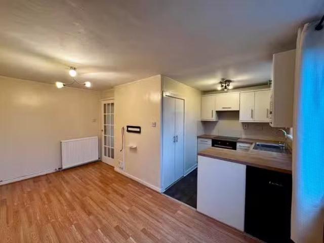 Just in! 1 BA 2 bedroom flat for rent in Bank Street, Aberdeen.