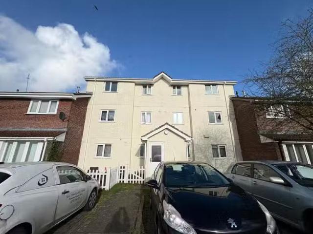 Just in! 1 BA 2 bedroom flat for rent in Bishop Hannon Drive.
