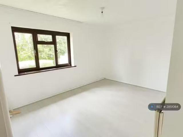 Unique 1 BA 2 bedroom flat for rent in Bookerhill Road, High W.