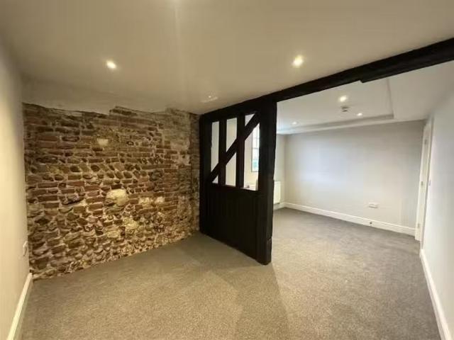 Just in! 1 BA 2 bedroom flat for rent in Bridge Street, Newhav.