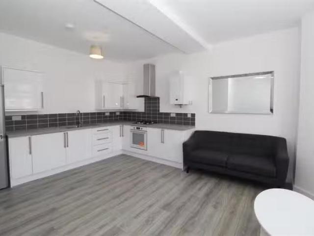 Cheap 1 BA 2 bedroom flat for rent in Caerphilly Road, Birchgr.