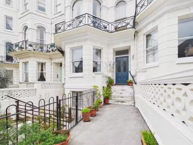 Charming 1 BA 2 bedroom flat for rent in Cambridge Road, Hove.