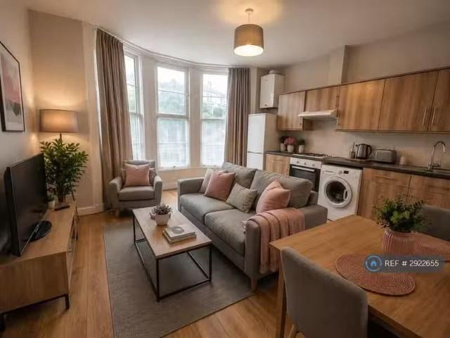 Cheap 1 BA 2 bedroom flat for rent in Cheltenham Road, Bristol.