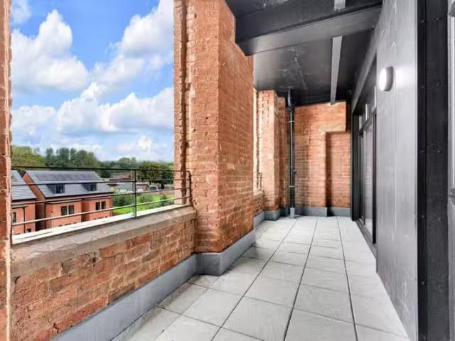 Cheap 1 BA 2 bedroom flat for rent in Cotton Gardens, Bolton.