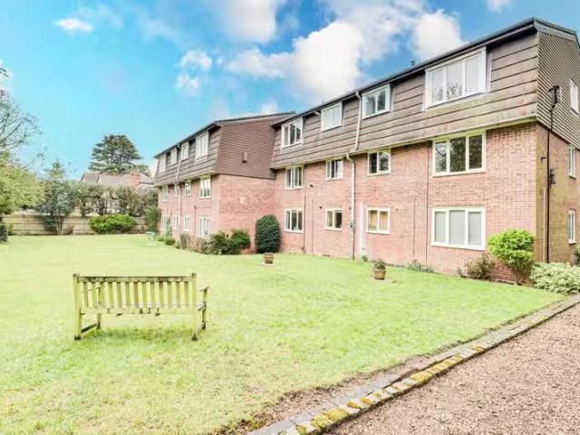 Cheap 1 BA 2 bedroom flat for rent in Douglas Road, Harpenden.