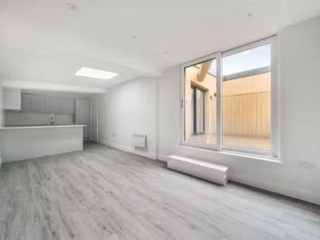 Deal! 1 BA 2 bedroom flat for rent in East Street London BR1