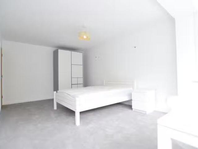 Just in! 1 BA 2 bedroom flat for rent in Eaton Gardens, Hove.