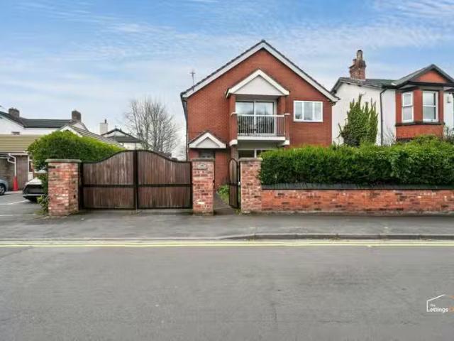 Just in! 1 BA 2 bedroom flat for rent in Flat 1, Queensfold, R.