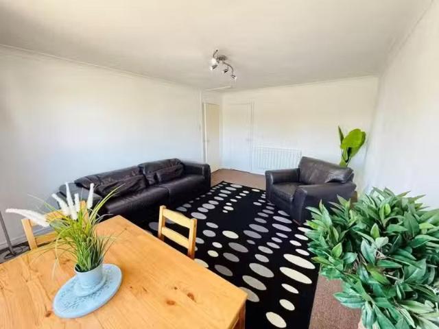 Cheap 1 BA 2 bedroom flat for rent in Glebe Court, Leamington.
