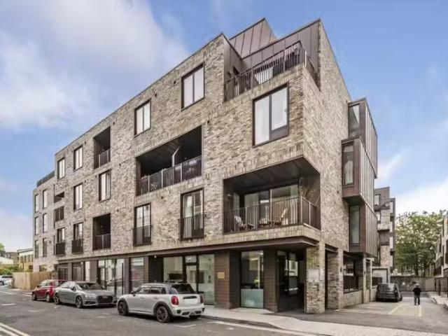 Rental! 1 BA 2 bedroom flat for rent in Gransden Avenue, Londo.