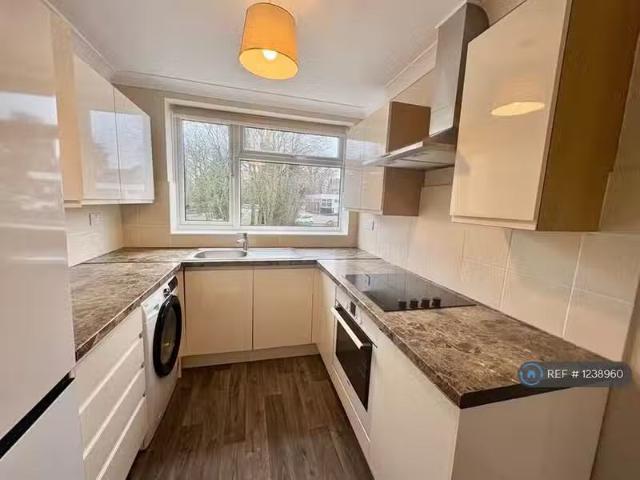 Rental! 1 BA 2 bedroom flat for rent in Haig Court, Chelmsford.