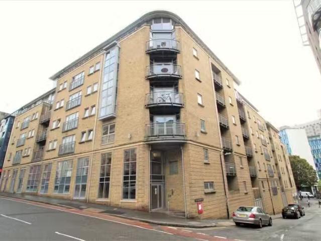 Cheap 1 BA 2 bedroom flat for rent in Hamilton Court, BS2 8NY.