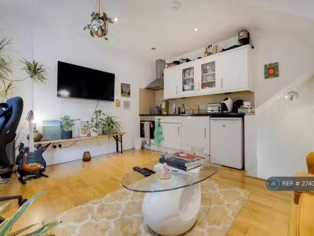 Cheap 1 BA 2 bedroom flat for rent in Kingsland Road, London, E8