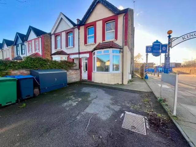 Cozy 1 BA 2 bedroom flat for rent in Kingston Road, Kingston u.