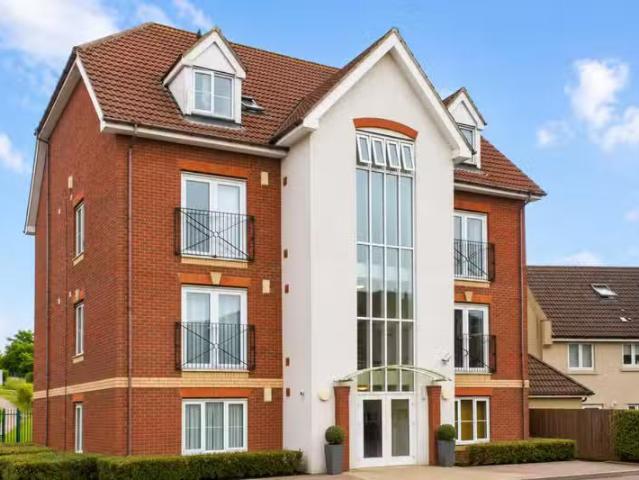 Cheap 1 BA 2 bedroom flat for rent in Parade Court, Speedwell.