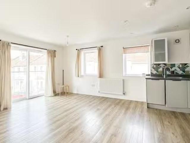 Cheap 1 BA 2 bedroom flat for rent in Plough And Windmill, Wes.