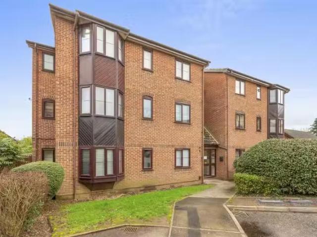 For Rent! 1 BA 2 bedroom flat for rent in Poets Chase, Aylesbu.