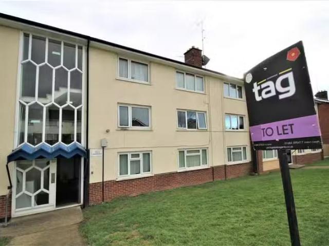Cheap 1 BA 2 bedroom flat for rent in Queens Road, Priors Park.