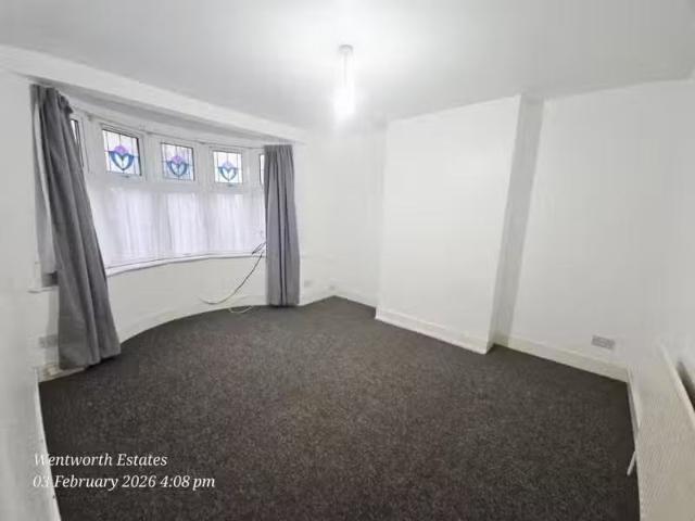 Just in! 1 BA 2 bedroom flat for rent in South Park Road, Ilfo.