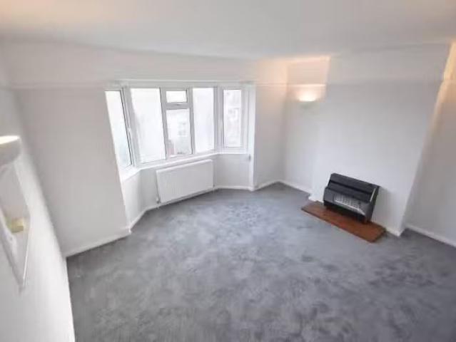 Cheap 1 BA 2 bedroom flat for rent in South Street, Eastbourne.